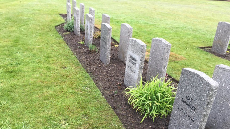 WW1 German grave mistakes corrected in Orkney cemetery - BBC News