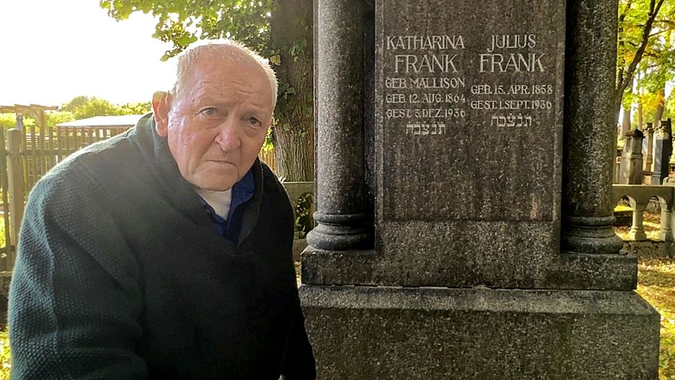 'I never knew my mother escaped the Holocaust' - BBC News