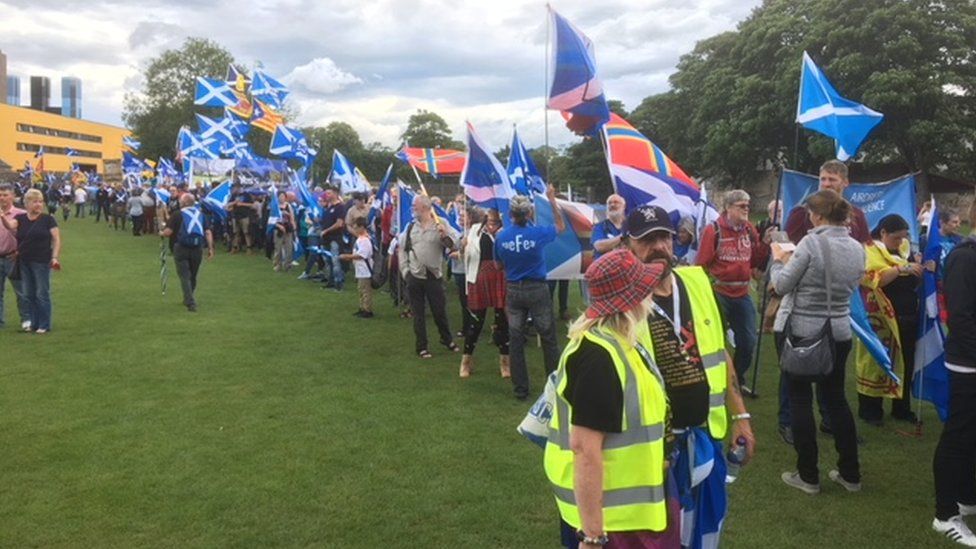 Thousands take part in Scottish independence march in Inverness - BBC News