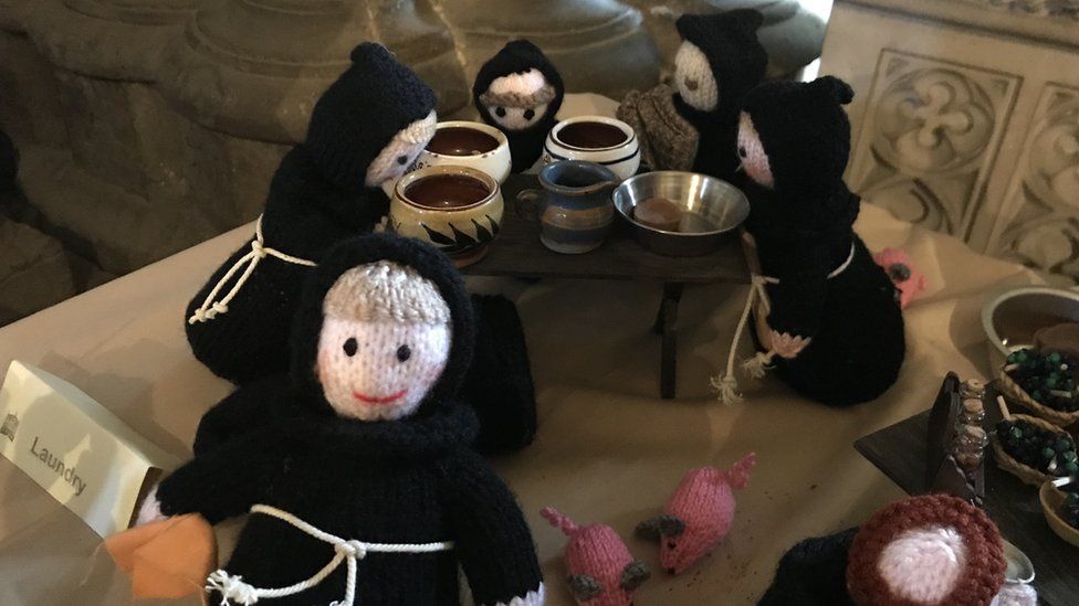 Knitted monks go on show in Tewkesbury Abbey - BBC News