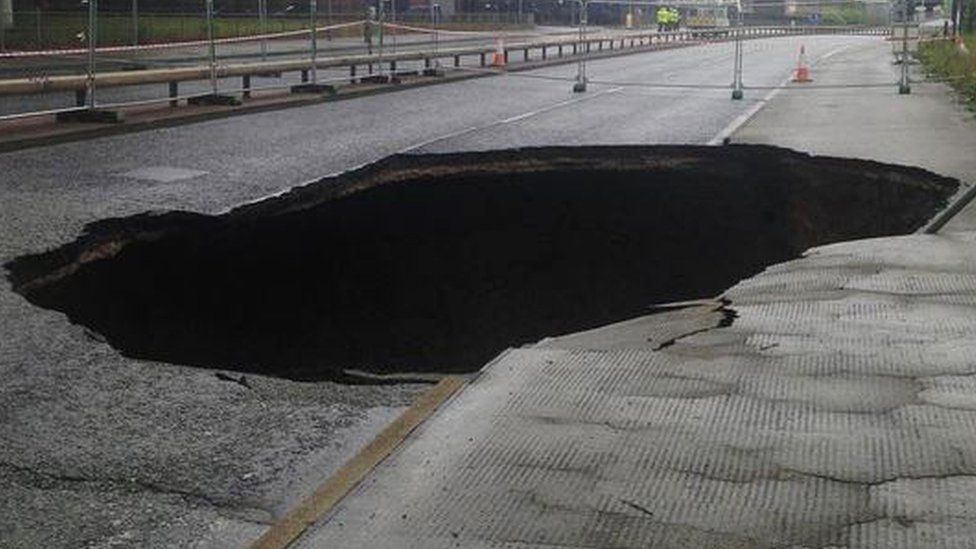 Massive sinkhole opens up on street in Hertfordshire - BBC Newsround