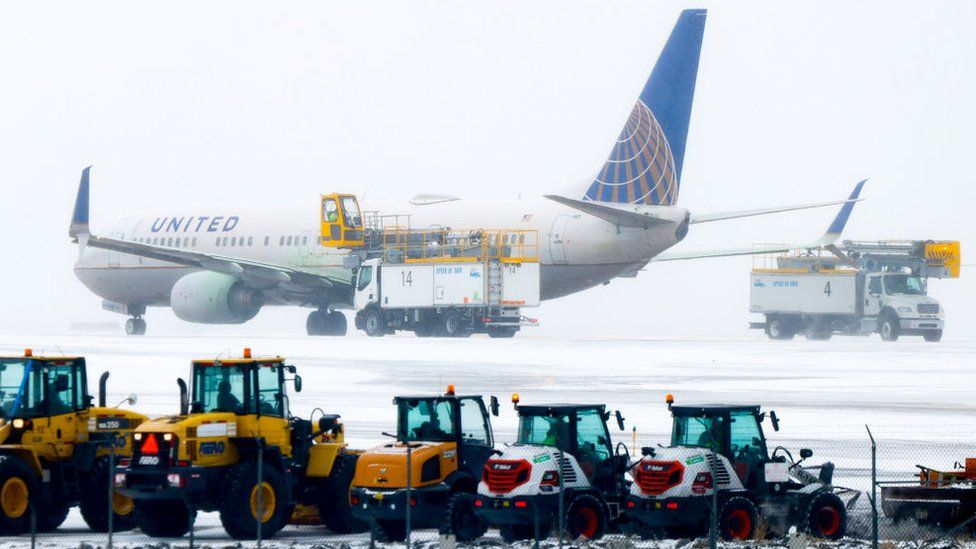 Winter storm: North America hit by heavy snow - BBC Newsround