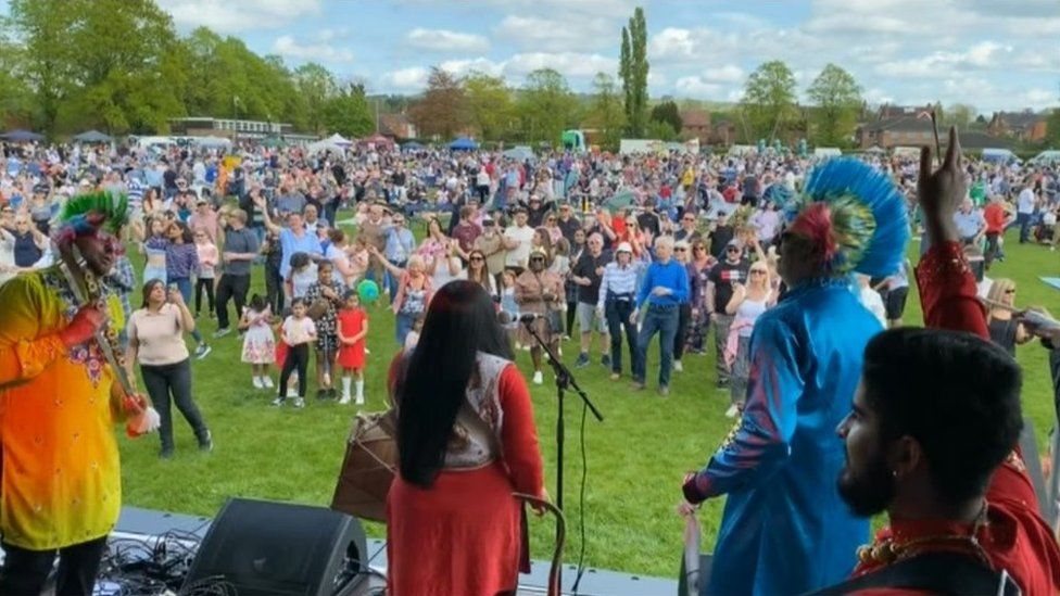 Thousands enjoy party in Hagley park as celebrations continue - BBC News