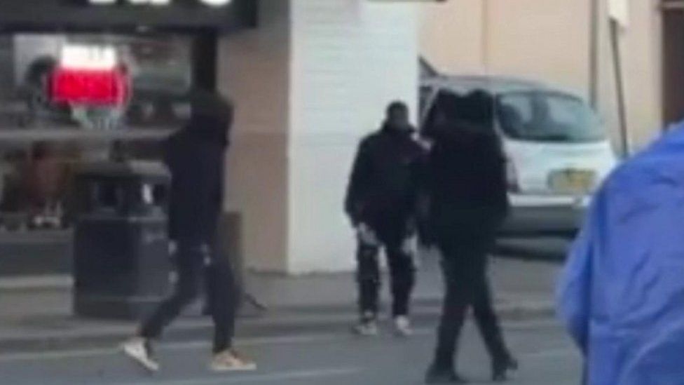 Teenagers arrested following Leeds machete fight outside takeaway - BBC ...
