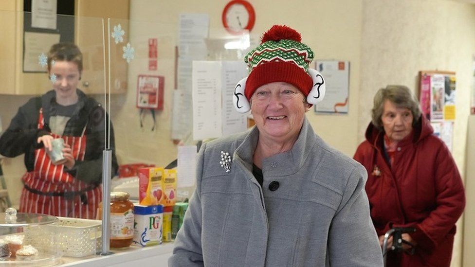 Neges i ofalu am anwyliaid bregus yn ystod gaeaf heriol - BBC Cymru Fyw