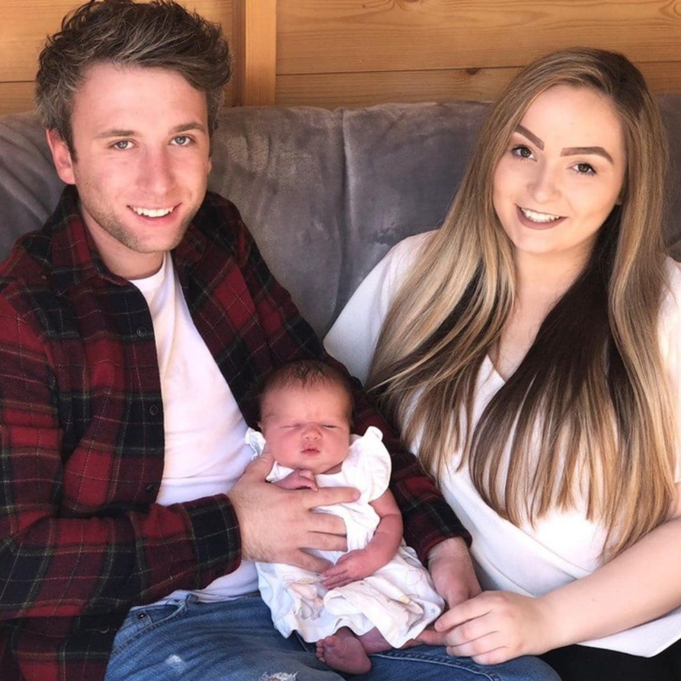 Glasgow woman delivers her own 'surprise' baby - BBC News