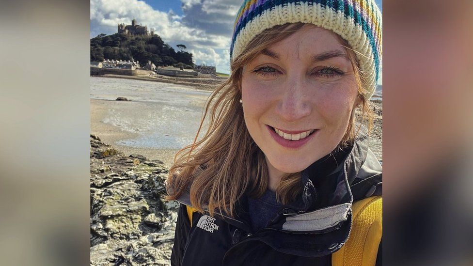 Bardd y Mis: Pum munud gyda Manon Wynn Davies - BBC Cymru Fyw