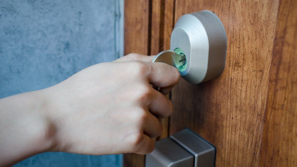 Asylum seeker home defects not fixed within timescales - BBC News