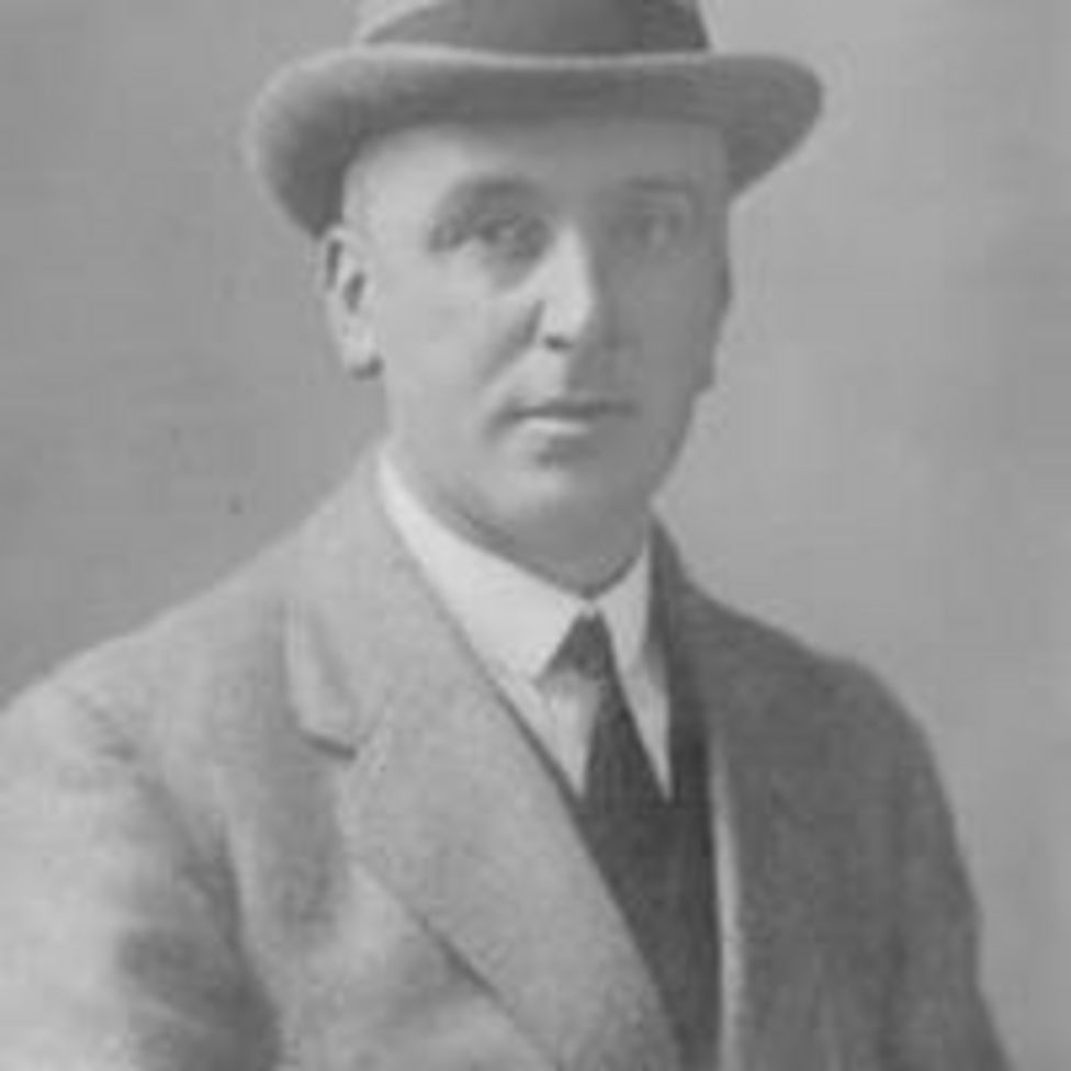 Exeter City: Service honours club's first professional manager - BBC News