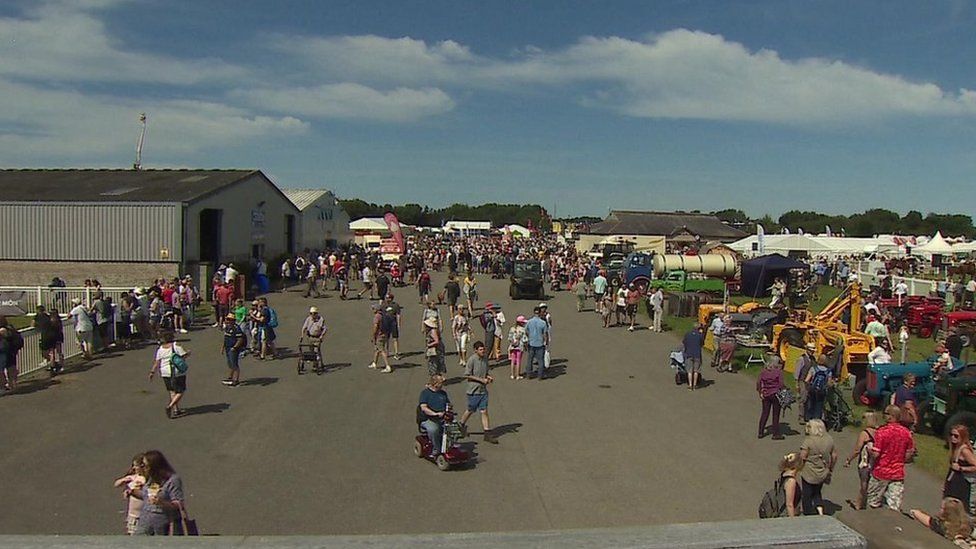 Lleisiau pobl ifanc yn bwysig i 'ehangu dyfodol' Sioe Môn - BBC Cymru Fyw