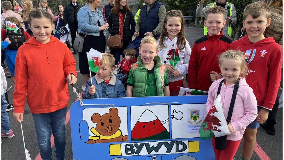 Cannoedd yng Nghaerfyrddin yng ngŵyl gyhoeddi'r Eisteddfod - BBC Cymru Fyw