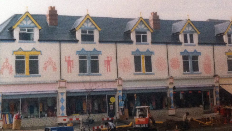 Smethwick mural: Alice's Adventures in the West Midlands - BBC News