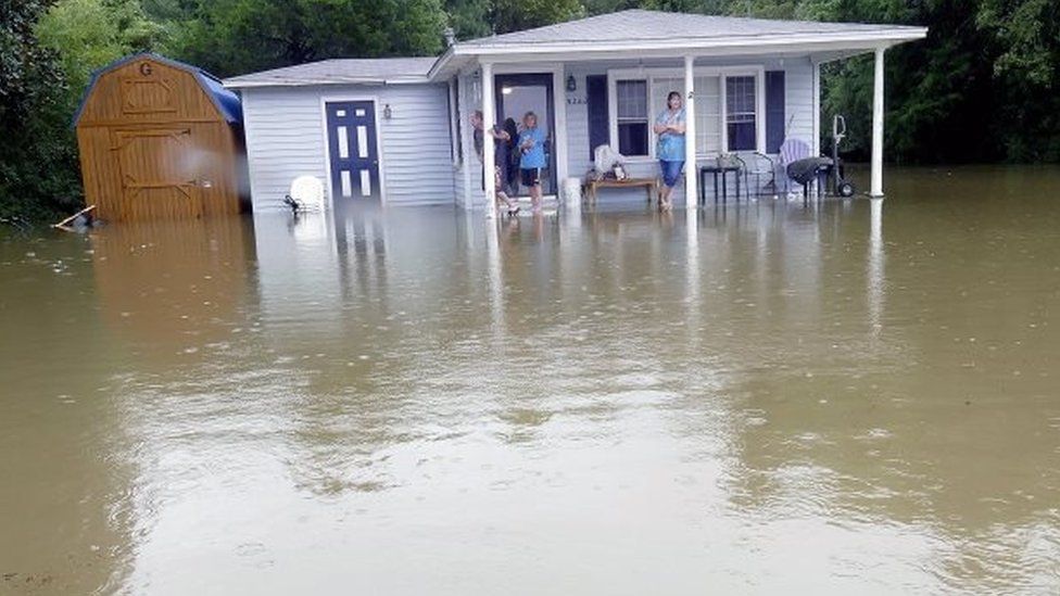 Carolina rainfall: Nine dead in 'unprecedented' flooding - BBC News