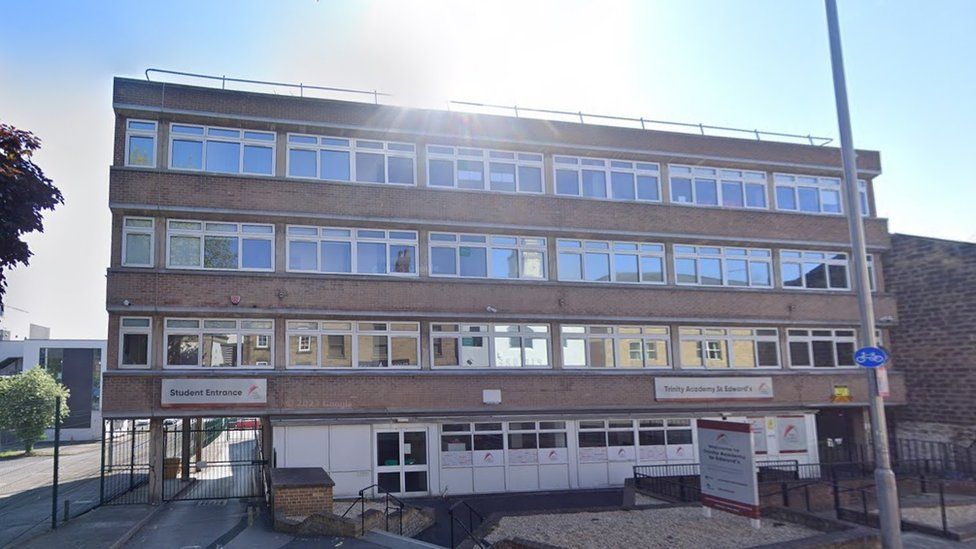 Barnsley: Pedestrian path near school to close during peak hours - BBC News