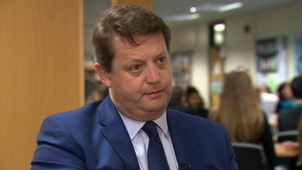 Rhys Iorwerth: 'Sut mae denu mwy i astudio Cymraeg?' - BBC Cymru Fyw