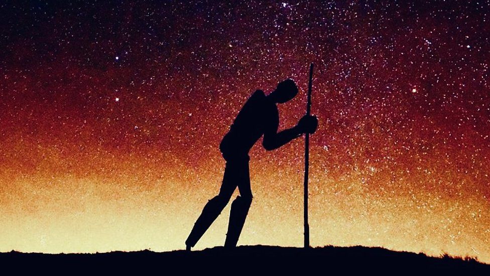 Apêl i ailgodi cerflun 'trawiadol' Y Pererin yn Ystrad Fflur - BBC ...