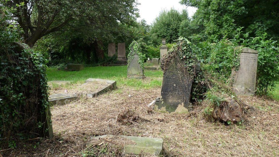 Historic England grants £26,000 to Newcastle cemeteries plan - BBC News