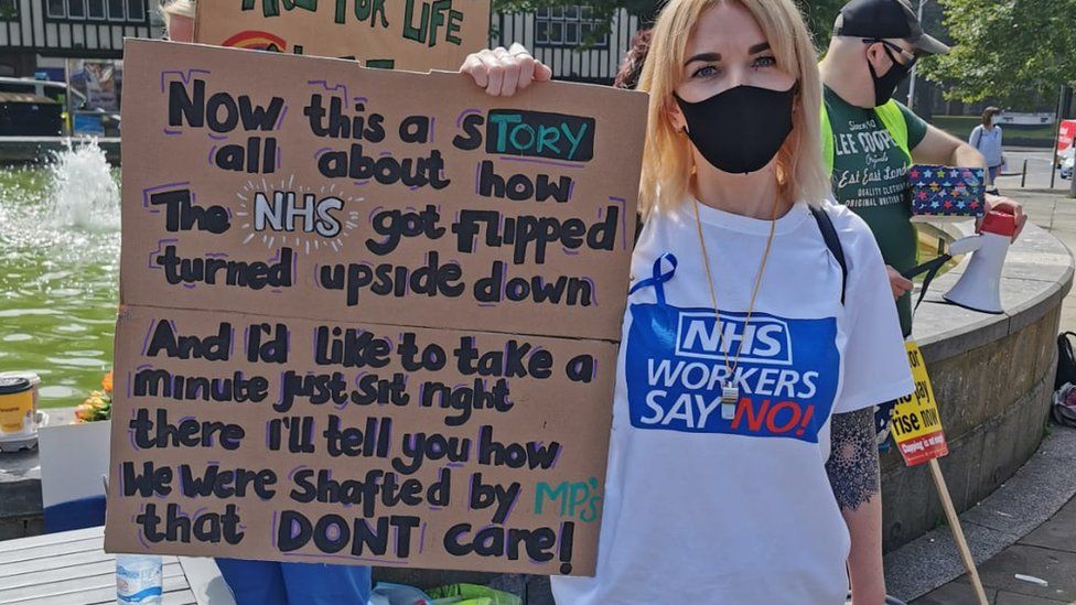 NHS protest by nurses and health staff over pay rise 'snub' - BBC News