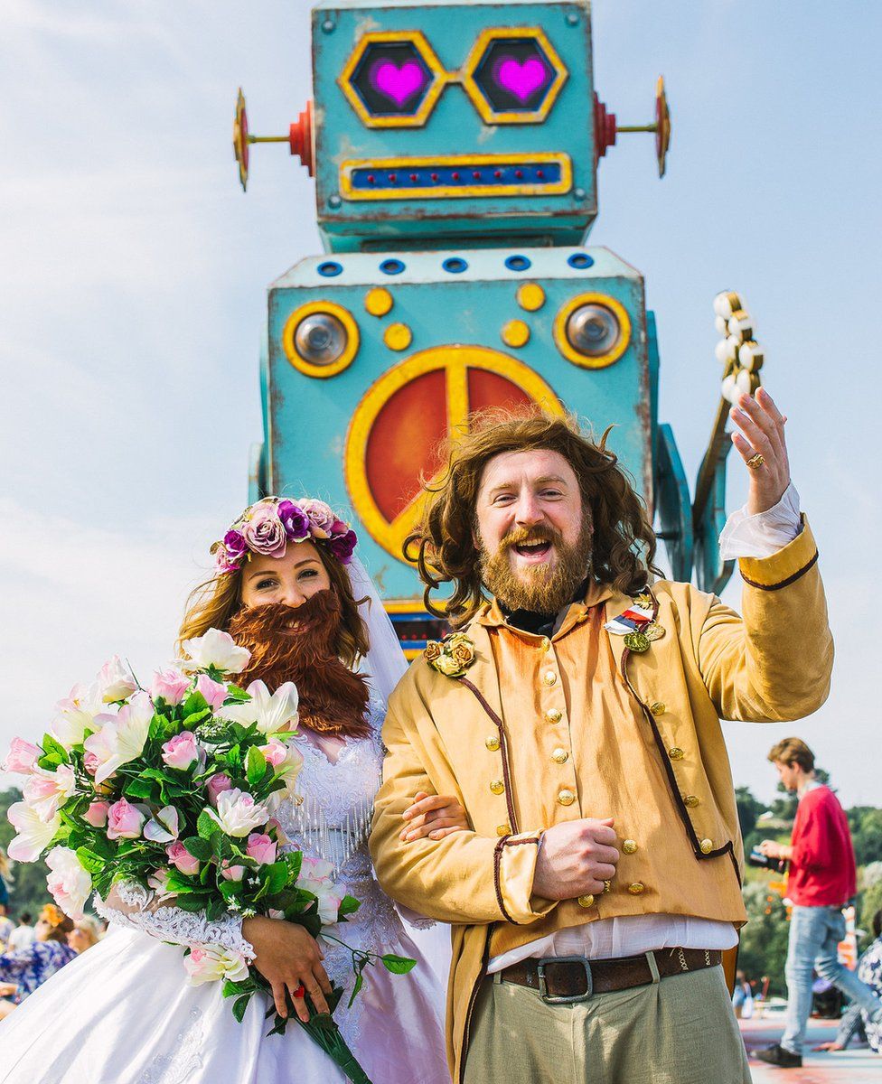 Fans flock to 12th Bestival on the Isle of Wight - BBC News