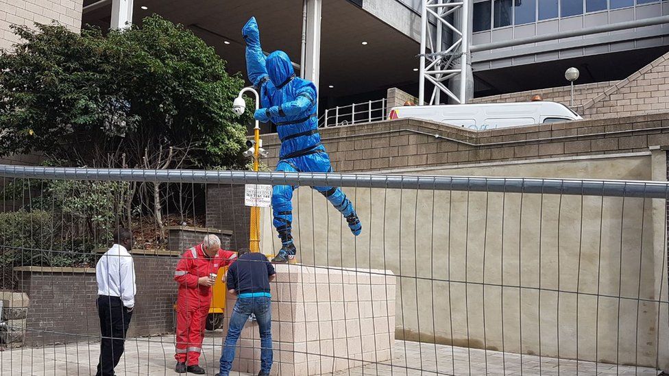 Alan Shearer statue to be unveiled at St James' Park - BBC News
