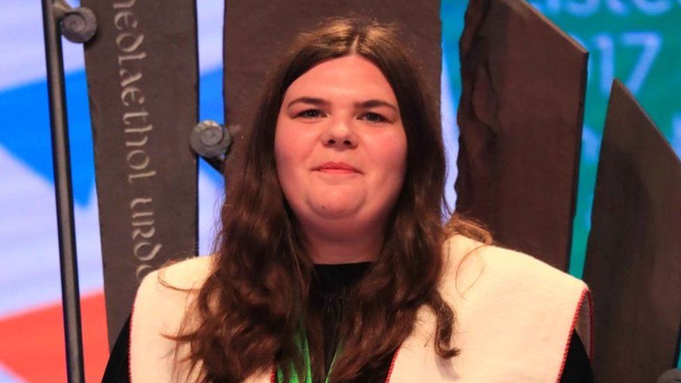 Mared Williams yn cipio Medal Ddrama Eisteddfod yr Urdd - BBC Cymru Fyw