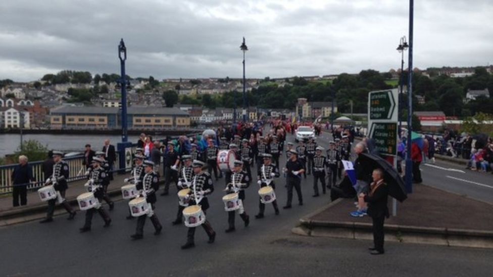 Apprentice Boys of Derry: Thousands gather for annual parade - BBC News