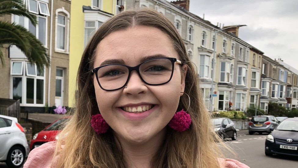 'Mae pawb yn pryderu': Galw am help costau myfyrwyr - BBC Cymru Fyw
