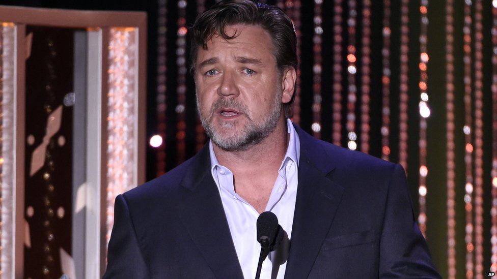 Russell Crowe vows to boycott airline over hoverboard ban - BBC News