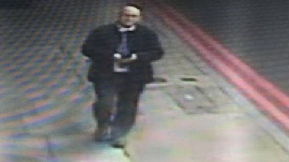 Met homicide unit searching for missing PC Gordon Semple - BBC News