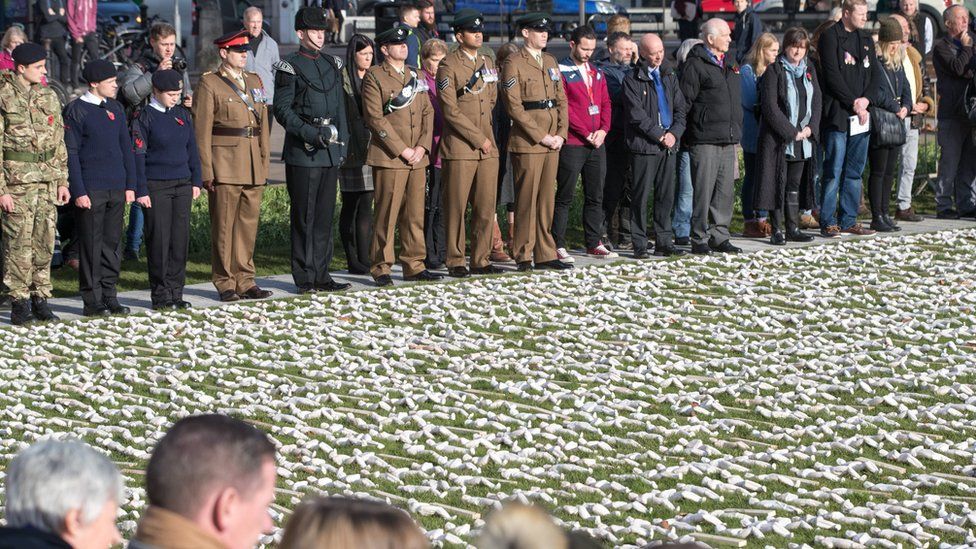 Armistice Day: Two minutes' silence marks day of remembrance - BBC News