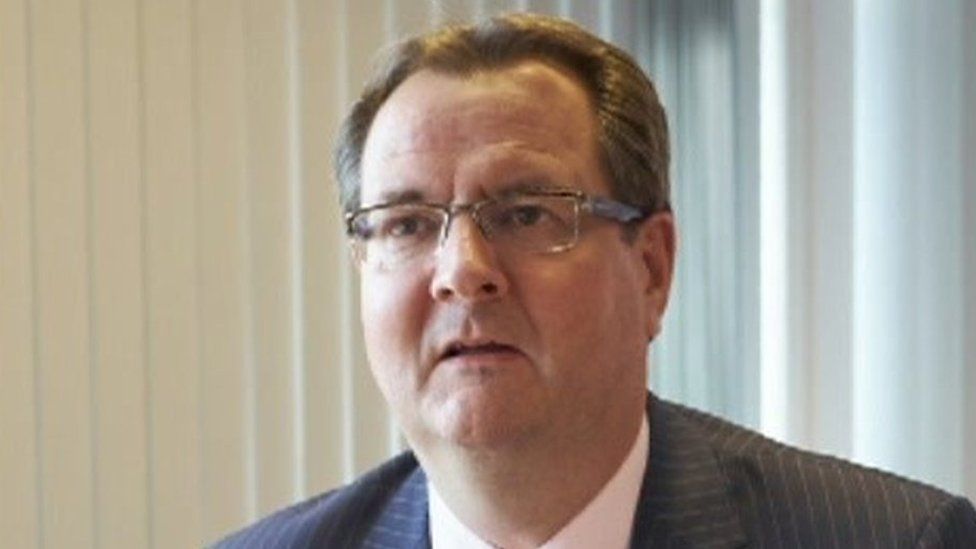 Energy firm fraudster James Cox jailed for £40k scam - BBC News