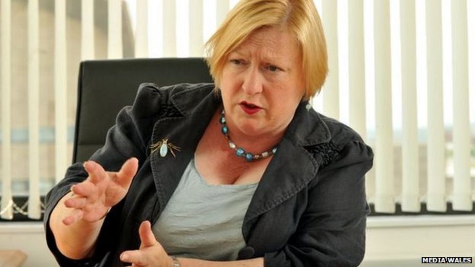 First minister's tribute to AMs Edwina Hart and Gwenda Thomas - BBC News