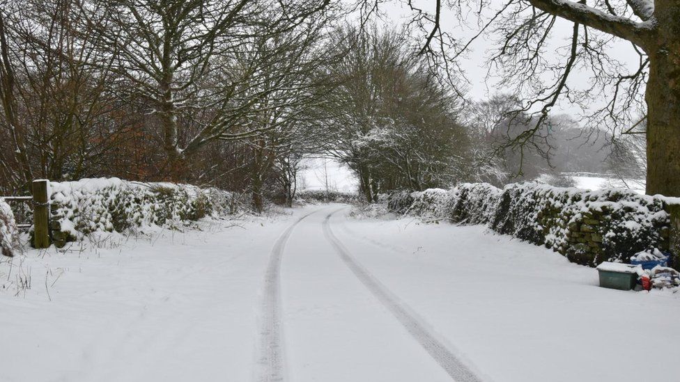 Heavy snow closes M62 near Rochdale and Lancashire schools - BBC News