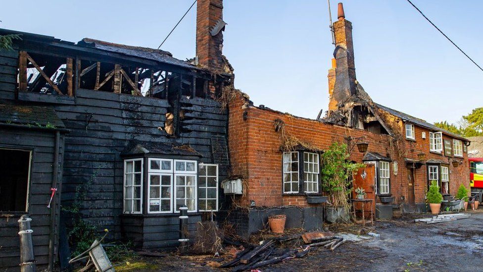 Fire destroys Arkesden pub roof and first floor - BBC News