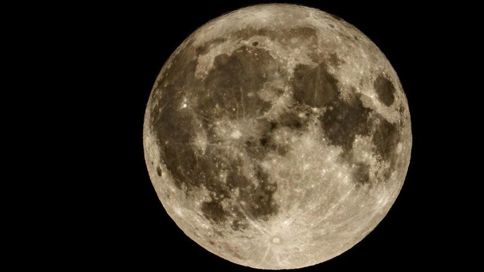 Ring around the moon? Rain real soon - BBC Weather