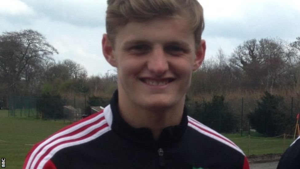 Bradley Reid: Wolves striker returns to Wrexham on loan - BBC Sport