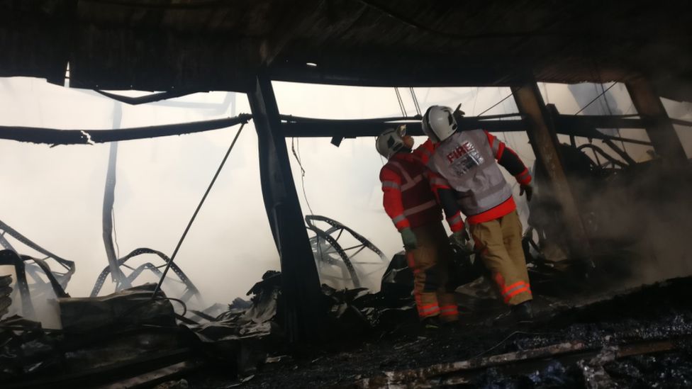 Rochdale fire: Homes evacuated after industrial unit blaze - BBC News