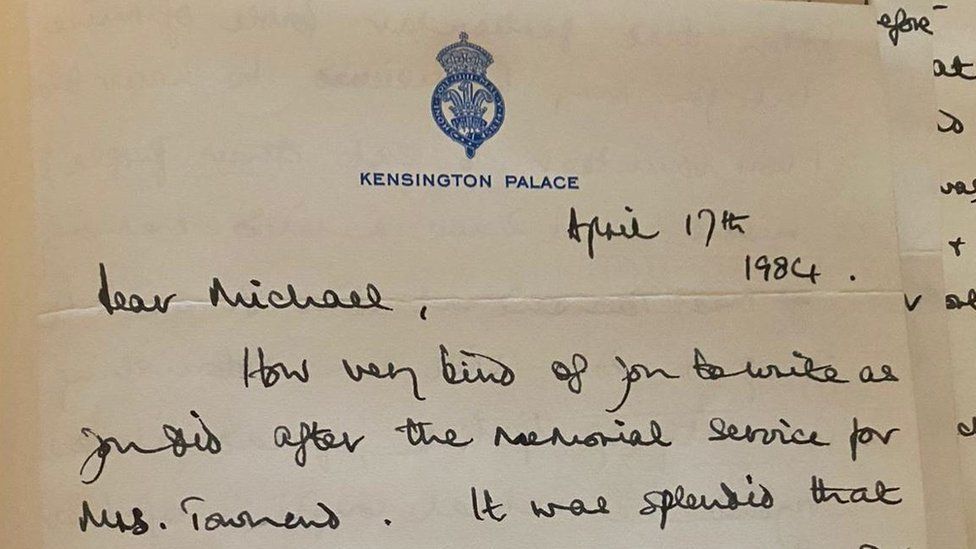 Lewes auction sees royal letters and photos on sale - BBC News