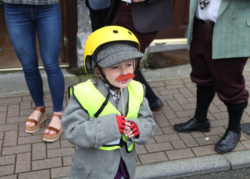 Tweedy riders: Lewis's first Harris Tweed bike ride - BBC News