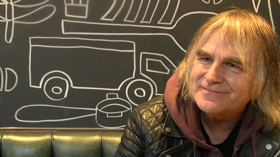 The Alarm's Mike Peters inspires cancer patient's stage return - BBC News
