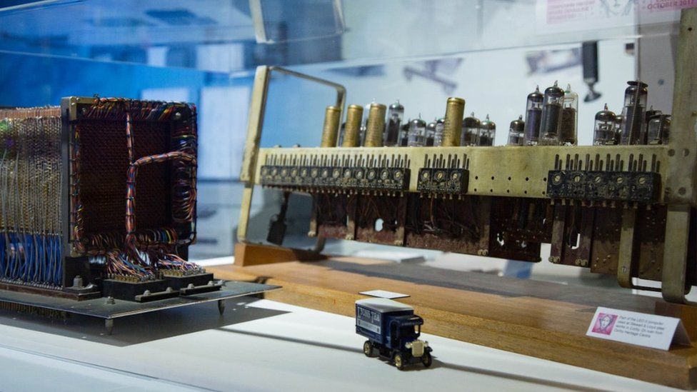 Cambridge museum celebrates history of women in computing - BBC News