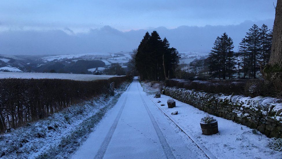 Wales snow: Parts of Wales dusted with snow overnight - BBC News