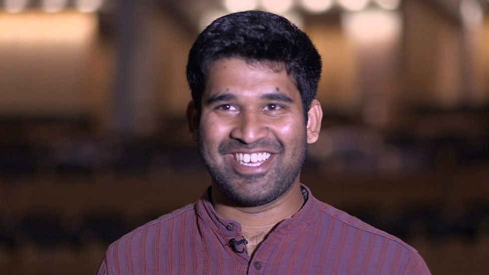 Welsh opera singer flies to Sussex in helicopter to save show - BBC News