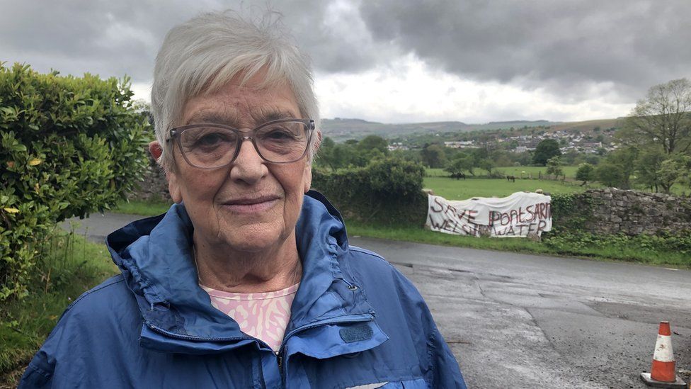 Cynllun am safle trin dŵr ar dir gwyrdd yn cythruddo - BBC Cymru Fyw