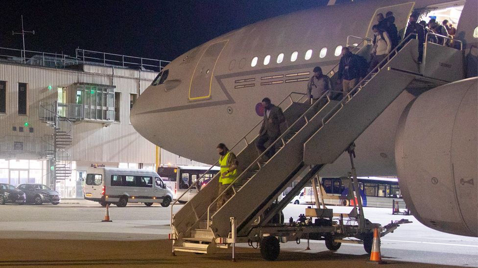 Afghanistan: Another 200 UK troops sent to Kabul evacuation - BBC News