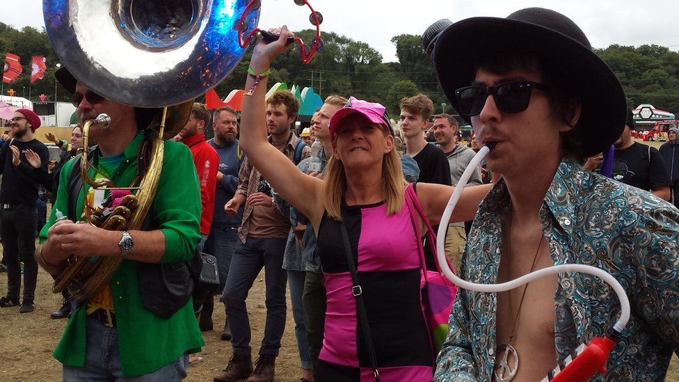 Bestival fans in Guinness World Records mass busking bid - BBC News