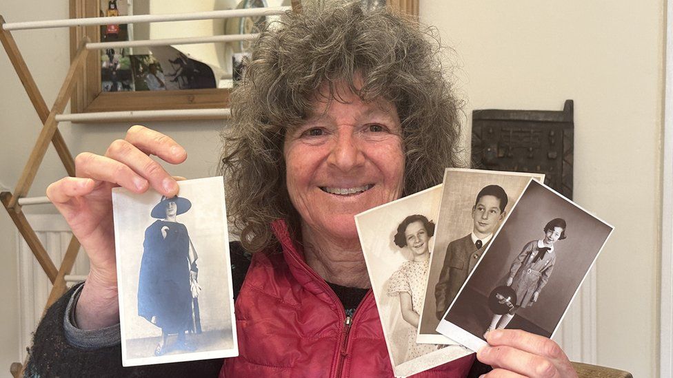Holocaust victims' descendant gets family photos after 80 years - BBC News