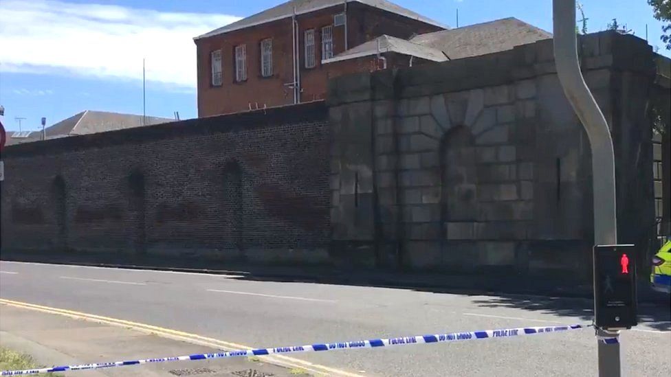 Inmate remains on HMP Chelmsford roof - BBC News