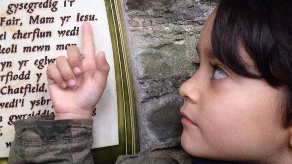 Y ferch a gafodd ei henwi ar ôl mam yr Iesu - BBC Cymru Fyw
