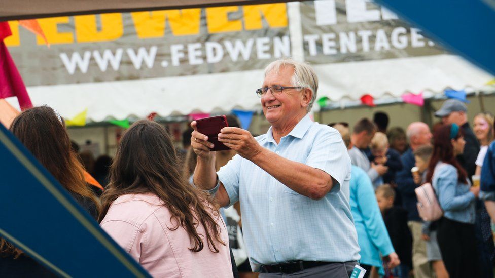 Lluniau: Gŵyl Canol Dre Caerfyrddin - BBC Cymru Fyw